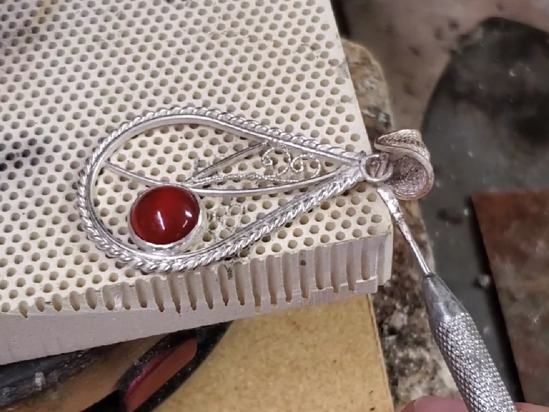 How to Make a Filigree Bail - How-To Video - Ganoksin Jewelry Making ...