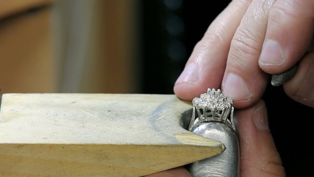 Gerry Lewy Video D - Cluster Setting - Flush Setting - How-To Video - Ganoksin Jewelry Making ...