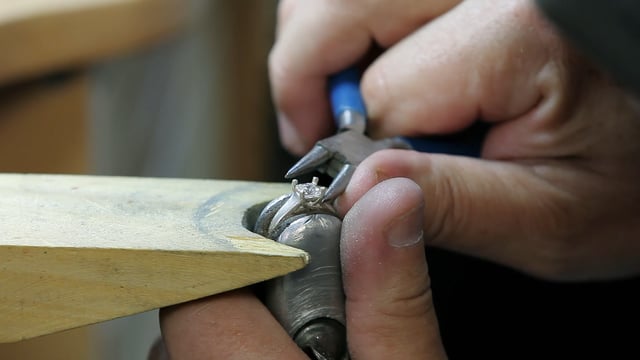 Gerry Lewy Video E - Princess Setting Round Claws - V Shaped Claws ...